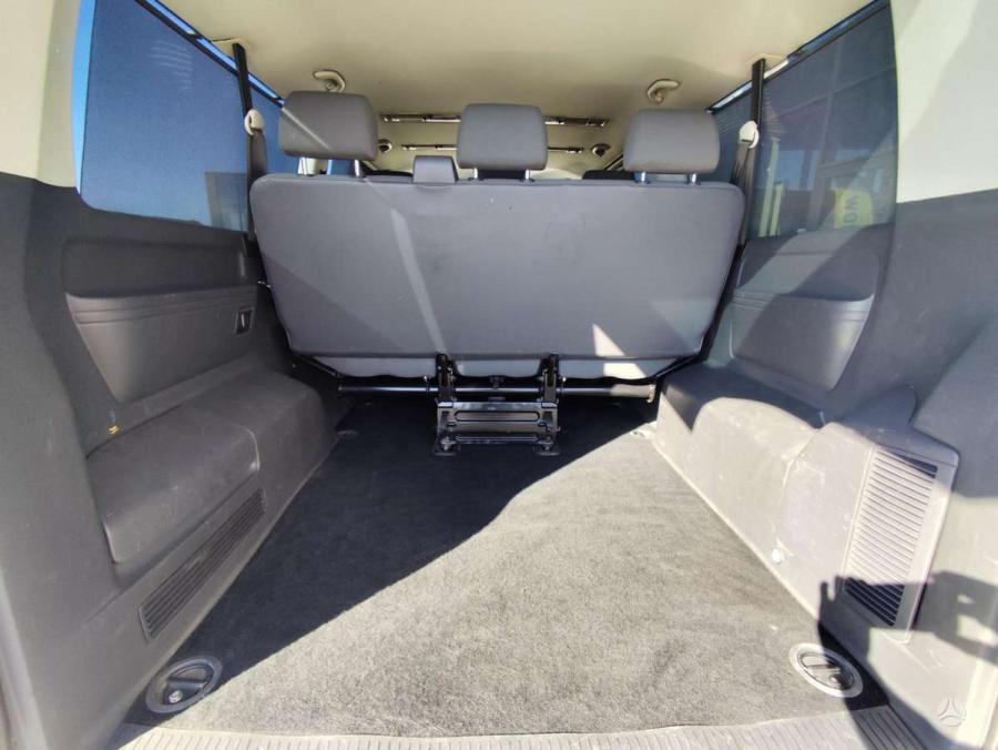 Pelēks Volkswagen Caravelle 2010 Šauļi, ar dzinēja tilpumu 2.00 L un nobraukumu 300 tūkst. km par 10800 €, foto 22 vietnē AUTOMOTO.COM.LV