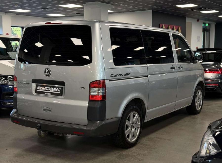 Pelēks Volkswagen Caravelle 2011 Klaipėda, ar dzinēja tilpumu 1.97 L un nobraukumu 326 tūkst. km par 8200 €, foto 4 vietnē AUTOMOTO.COM.LV