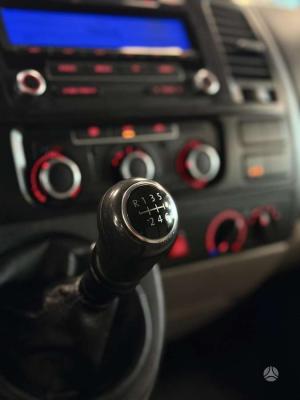 Pelēks Volkswagen Caravelle 2011 Klaipėda, ar dzinēja tilpumu 1.97 L un nobraukumu 326 tūkst. km par 8200 €, foto 10 vietnē AUTOMOTO.COM.LV