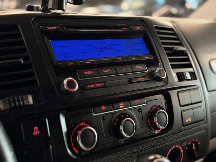 Pelēks Volkswagen Caravelle 2011 Klaipėda, ar dzinēja tilpumu 1.97 L un nobraukumu 326 tūkst. km par 8200 €, foto 11 vietnē AUTOMOTO.COM.LV