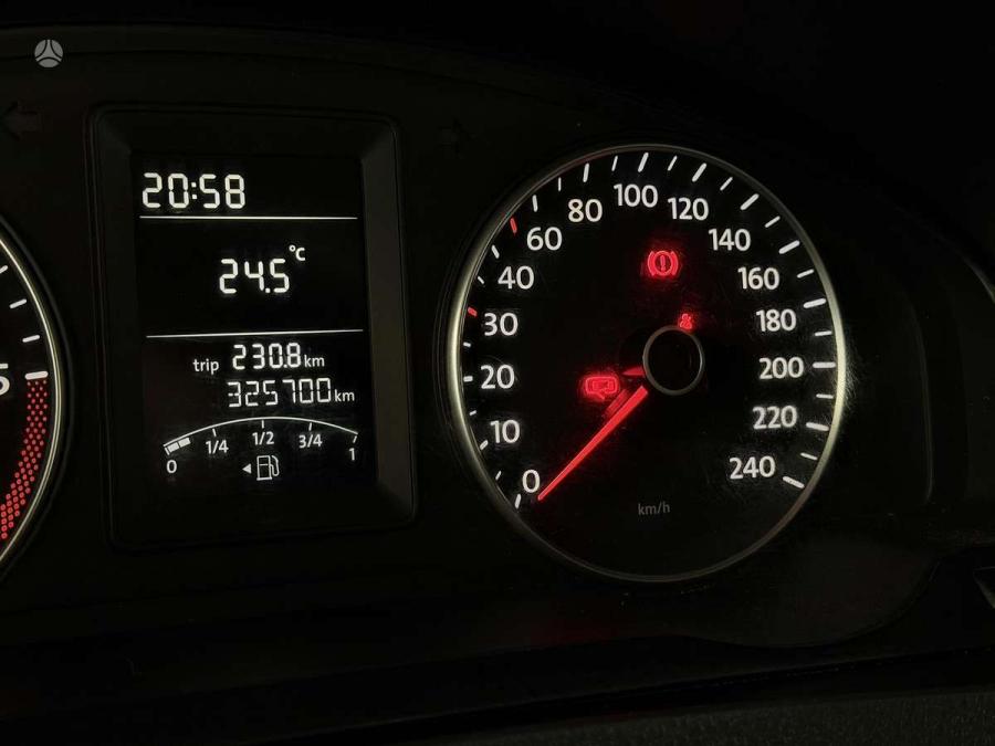 Pelēks Volkswagen Caravelle 2011 Klaipėda, ar dzinēja tilpumu 1.97 L un nobraukumu 326 tūkst. km par 8200 €, foto 12 vietnē AUTOMOTO.COM.LV