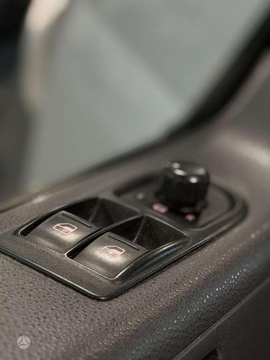 Pelēks Volkswagen Caravelle 2011 Klaipėda, ar dzinēja tilpumu 1.97 L un nobraukumu 326 tūkst. km par 8200 €, foto 15 vietnē AUTOMOTO.COM.LV