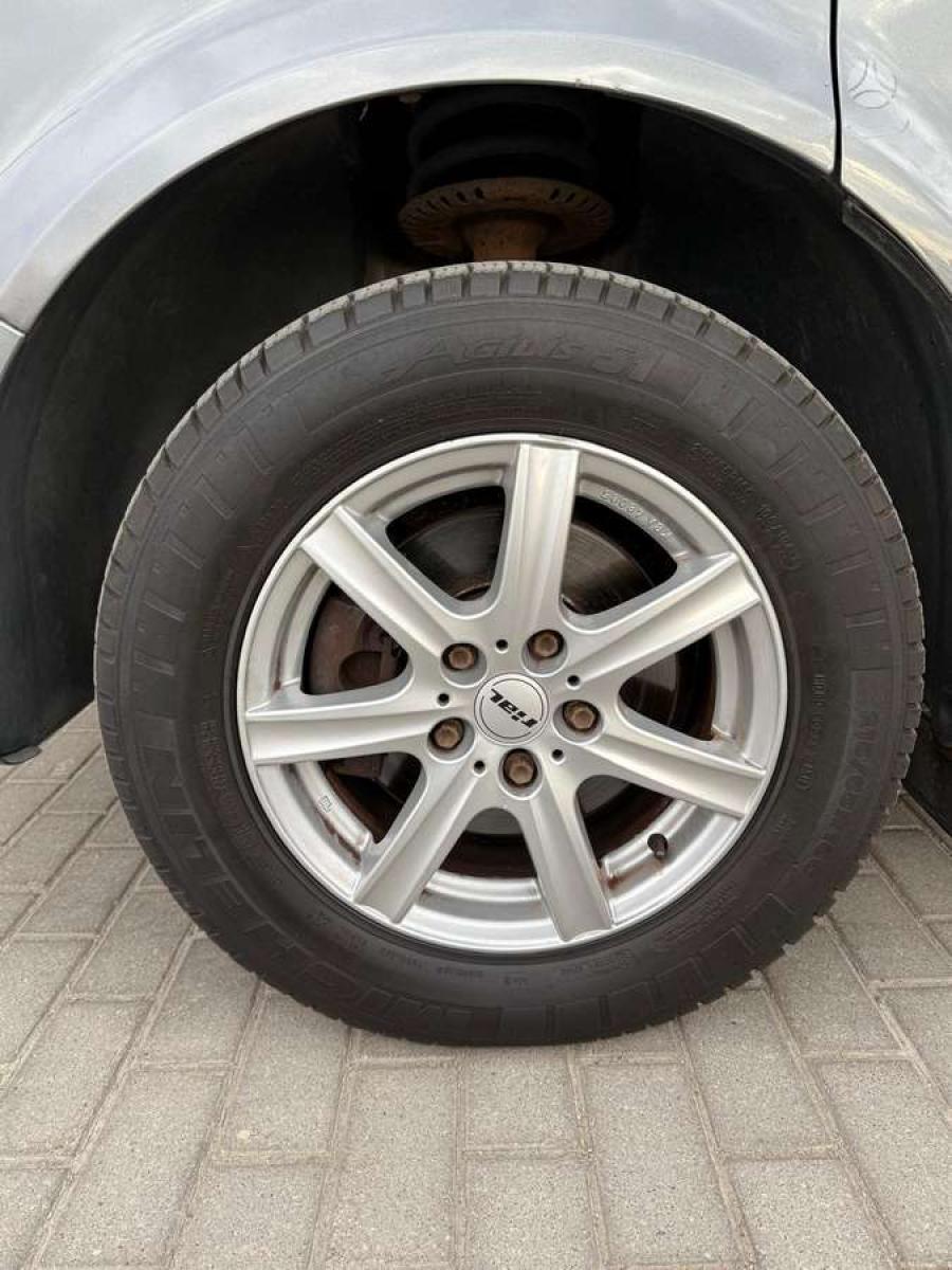 Grey Volkswagen Caravelle 2012 in Utena, with an engine capacity of 2.00 L and mileage of 298 thousand km for 12200 €, photo 27 on AUTOMOTO.COM.LV