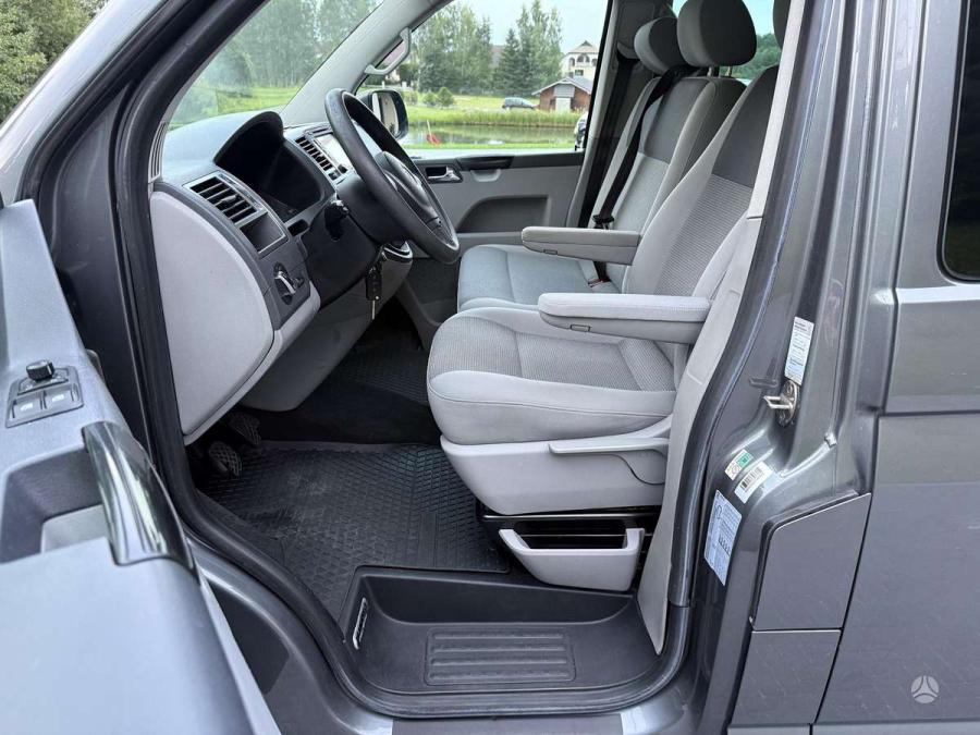 Pelēks Volkswagen Caravelle 2012 Utena, ar dzinēja tilpumu 2.00 L un nobraukumu 290 tūkst. km par 11990 €, foto 14 vietnē AUTOMOTO.COM.LV