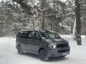 Grey Volkswagen Caravelle 2013 in Kaunas, with an engine capacity of 2.00 L and mileage of 197 thousand km for 14990 €, photo  on AUTOMOTO.COM.LV