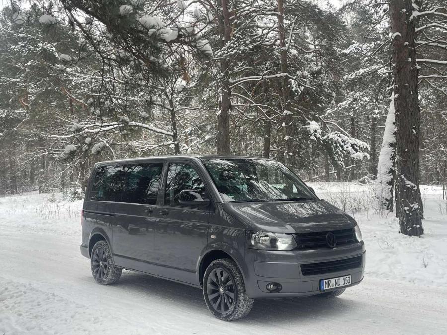 Pelēks Volkswagen Caravelle 2013 Kauņa, ar dzinēja tilpumu 2.00 L un nobraukumu 197 tūkst. km par 14990 €, foto 1 vietnē AUTOMOTO.COM.LV