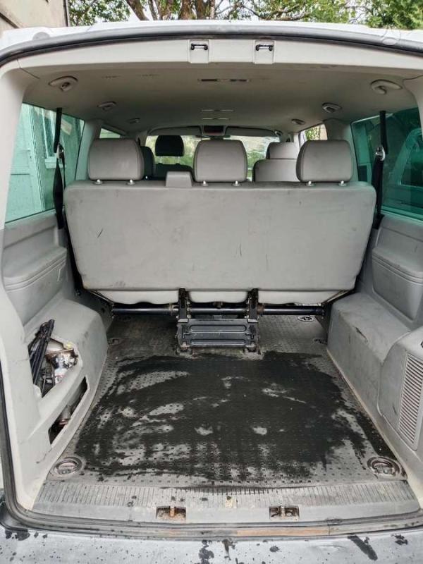 Grey Volkswagen Caravelle 2015 in Plunge, with an engine capacity of 2.00 L and mileage of 274 thousand km for 8900 €, photo 6 on AUTOMOTO.COM.LV
