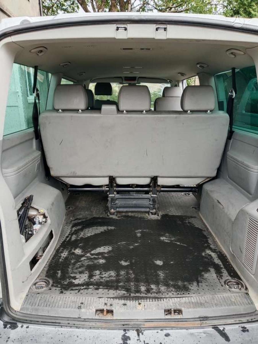 Grey Volkswagen Caravelle 2015 in Plunge, with an engine capacity of 2.00 L and mileage of 274 thousand km for 8900 €, photo 7 on AUTOMOTO.COM.LV