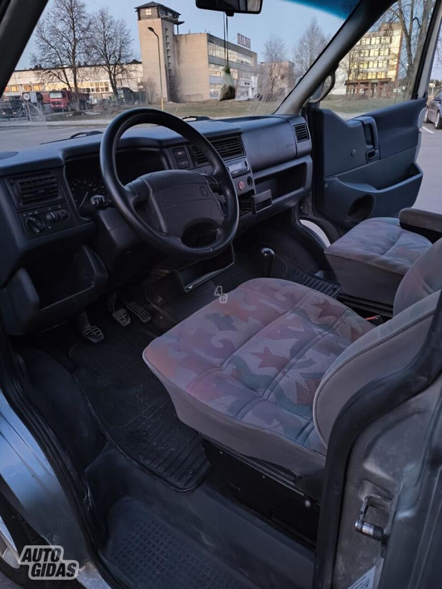 Pelēks Volkswagen Caravelle 1998 Alīta, ar dzinēja tilpumu 2.50 L un nobraukumu 420 tūkst. km par 4650 €, foto 10 vietnē AUTOMOTO.COM.LV