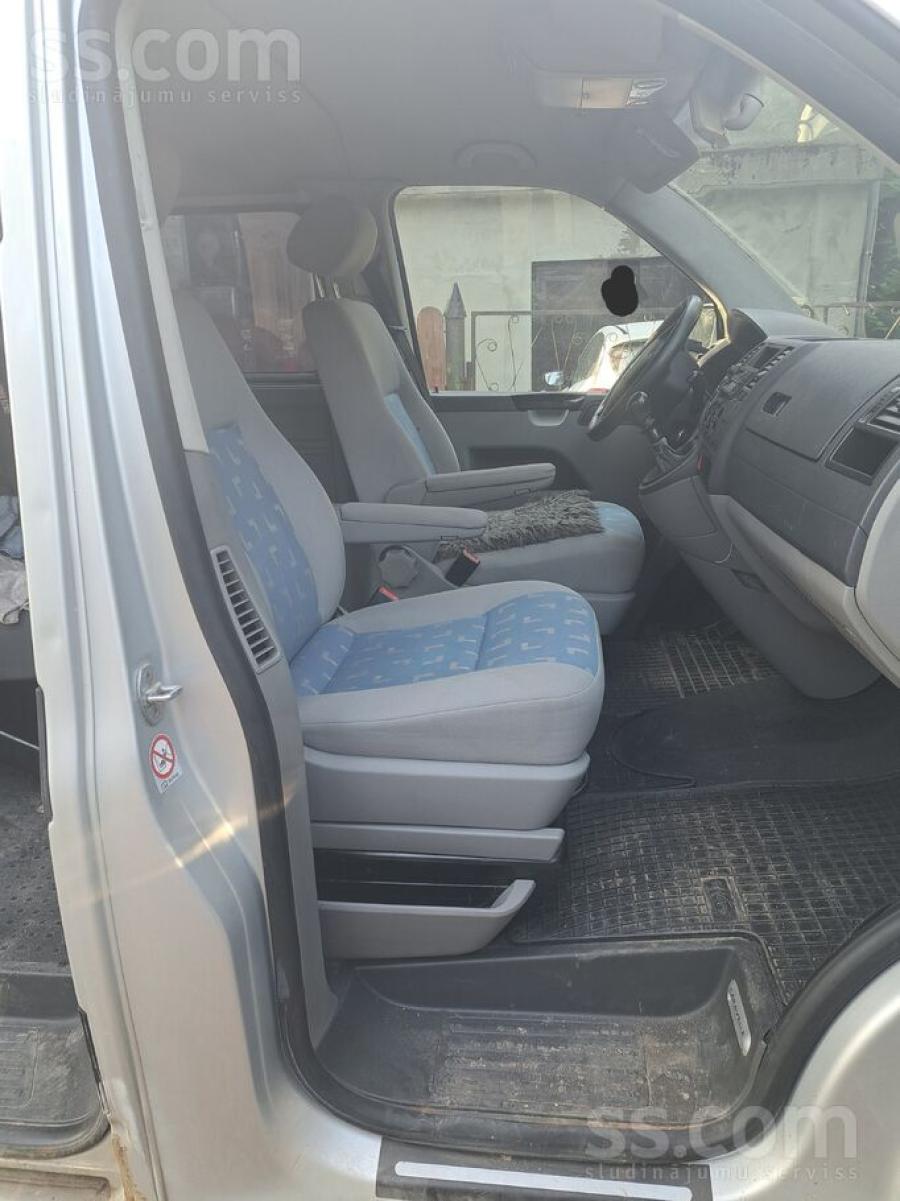 Grey Volkswagen Caravelle 2005 in Ogre, with an engine capacity of 2.50 L and mileage of 490 thousand km for 3100 €, photo 6 on AUTOMOTO.COM.LV