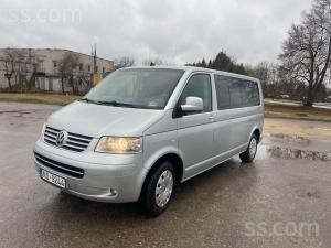 Pelēks Volkswagen Caravelle 2006 Ogre, ar dzinēja tilpumu 2.50 L un nobraukumu 371 tūkst. km par 5850 €, foto  vietnē AUTOMOTO.COM.LV