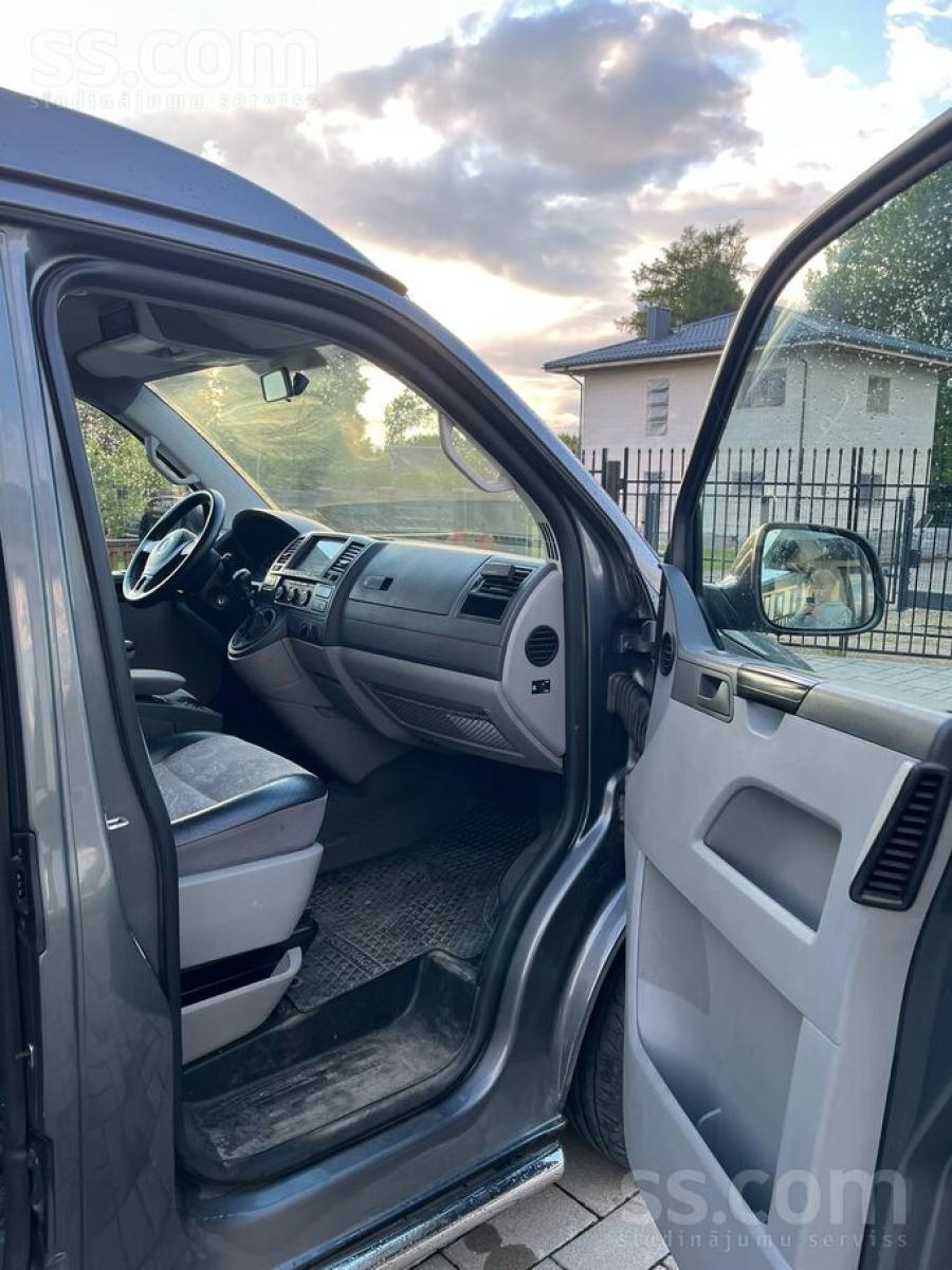 Pelēks Volkswagen Caravelle 2010 Rēzekne, ar dzinēja tilpumu 2.00 L un nobraukumu 284 tūkst. km par 13600 €, foto 17 vietnē AUTOMOTO.COM.LV
