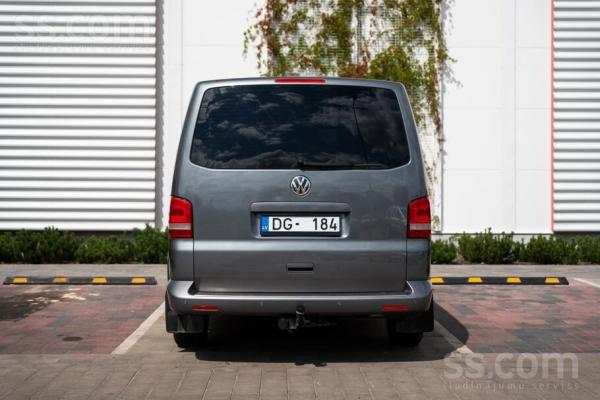 Pelēks Volkswagen Caravelle 2010 Rīga, ar dzinēja tilpumu 2.00 L un nobraukumu 260 tūkst. km par 11000 €, foto 5 vietnē AUTOMOTO.COM.LV