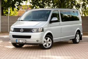 Pelēks Volkswagen Caravelle 2011 Jelgava, ar dzinēja tilpumu 2.00 L un nobraukumu 253 tūkst. km par 11000 €, foto  vietnē AUTOMOTO.COM.LV