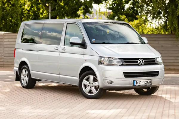 Grey Volkswagen Caravelle 2011 in Jelgava, with an engine capacity of 2.00 L and mileage of 253 thousand km for 11000 €, photo 2 on AUTOMOTO.COM.LV