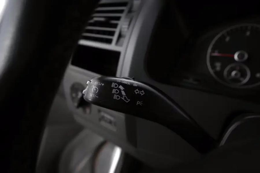Pelēks Volkswagen Caravelle 2011 Jelgava, ar dzinēja tilpumu 2.00 L un nobraukumu 253 tūkst. km par 11000 €, foto 13 vietnē AUTOMOTO.COM.LV