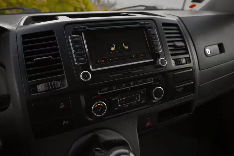 Pelēks Volkswagen Caravelle 2011 Jelgava, ar dzinēja tilpumu 2.00 L un nobraukumu 253 tūkst. km par 11000 €, foto 14 vietnē AUTOMOTO.COM.LV