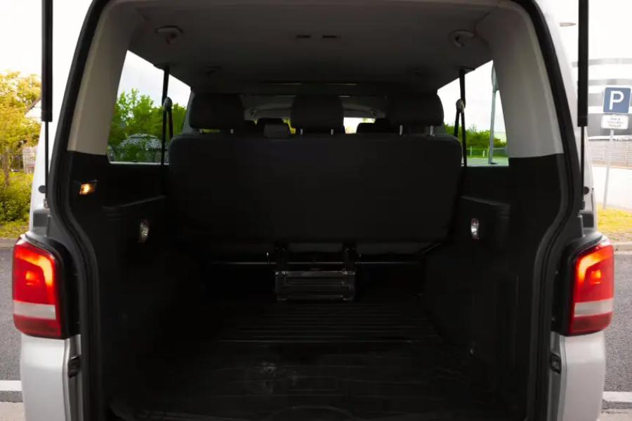 Pelēks Volkswagen Caravelle 2011 Jelgava, ar dzinēja tilpumu 2.00 L un nobraukumu 253 tūkst. km par 11000 €, foto 15 vietnē AUTOMOTO.COM.LV