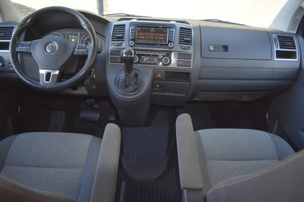 Pelēks Volkswagen Caravelle 2011 Talsi, ar dzinēja tilpumu 2.00 L un nobraukumu 158 tūkst. km par 14000 €, foto 7 vietnē AUTOMOTO.COM.LV