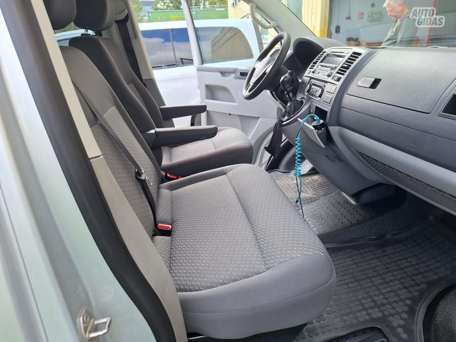 Pelēks Volkswagen Caravelle 2012 Viļņa, ar dzinēja tilpumu 2.00 L un nobraukumu 309 tūkst. km par 12300 €, foto 9 vietnē AUTOMOTO.COM.LV