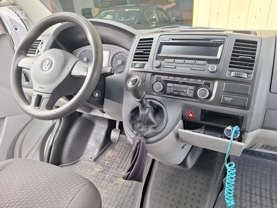 Pelēks Volkswagen Caravelle 2012 Viļņa, ar dzinēja tilpumu 2.00 L un nobraukumu 309 tūkst. km par 12300 €, foto 12 vietnē AUTOMOTO.COM.LV