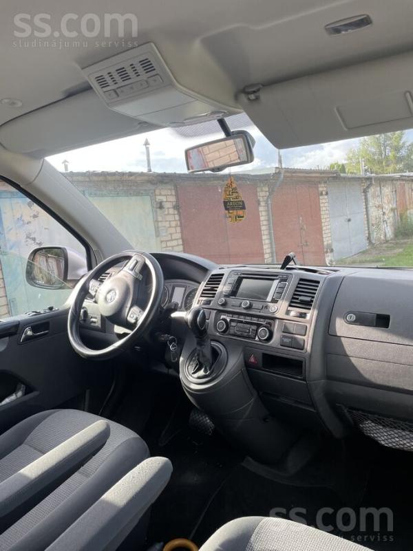 Pelēks Volkswagen Caravelle 2013 Daugavpils, ar dzinēja tilpumu 2.00 L un nobraukumu 326 tūkst. km par 12500 €, foto 2 vietnē AUTOMOTO.COM.LV