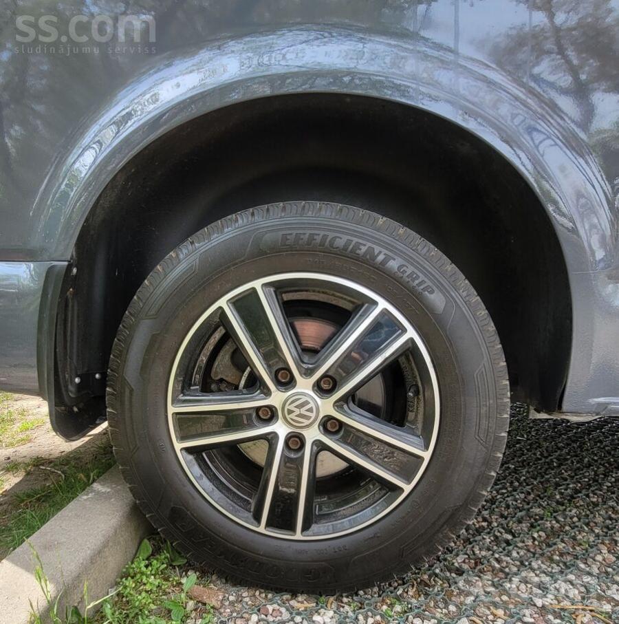 Grey Volkswagen Caravelle 2015 in Liepaja, with an engine capacity of 2.00 L and mileage of 370 thousand km for 19000 €, photo 4 on AUTOMOTO.COM.LV