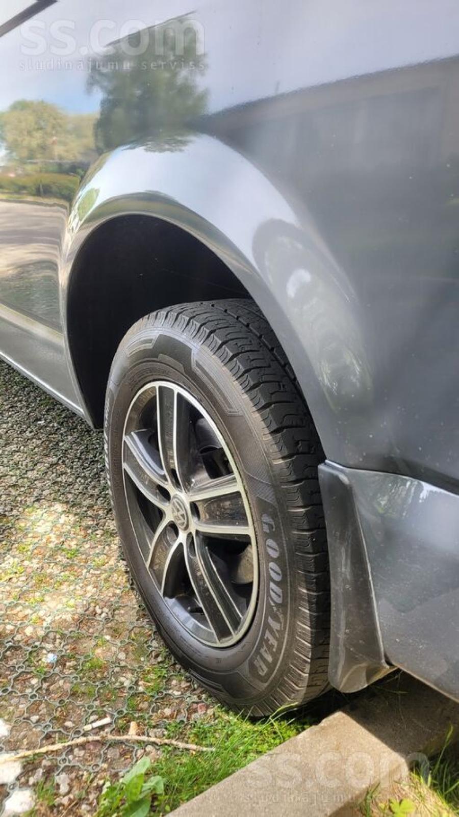 Grey Volkswagen Caravelle 2015 in Liepaja, with an engine capacity of 2.00 L and mileage of 370 thousand km for 19000 €, photo 6 on AUTOMOTO.COM.LV