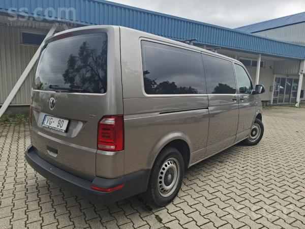 Pelēks Volkswagen Caravelle 2017 Rīga, ar dzinēja tilpumu 2.00 L un nobraukumu 432 tūkst. km par 17550 €, foto 4 vietnē AUTOMOTO.COM.LV