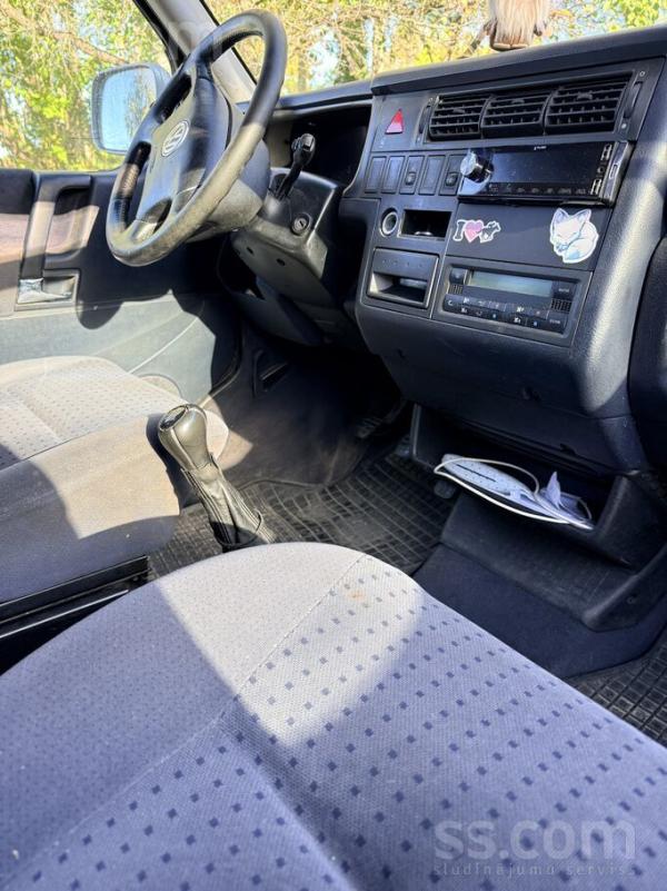 Pelēks Volkswagen Caravelle 2000 Bauska, ar dzinēja tilpumu 2.50 L un nobraukumu 408 tūkst. km par 3000 €, foto 4 vietnē AUTOMOTO.COM.LV