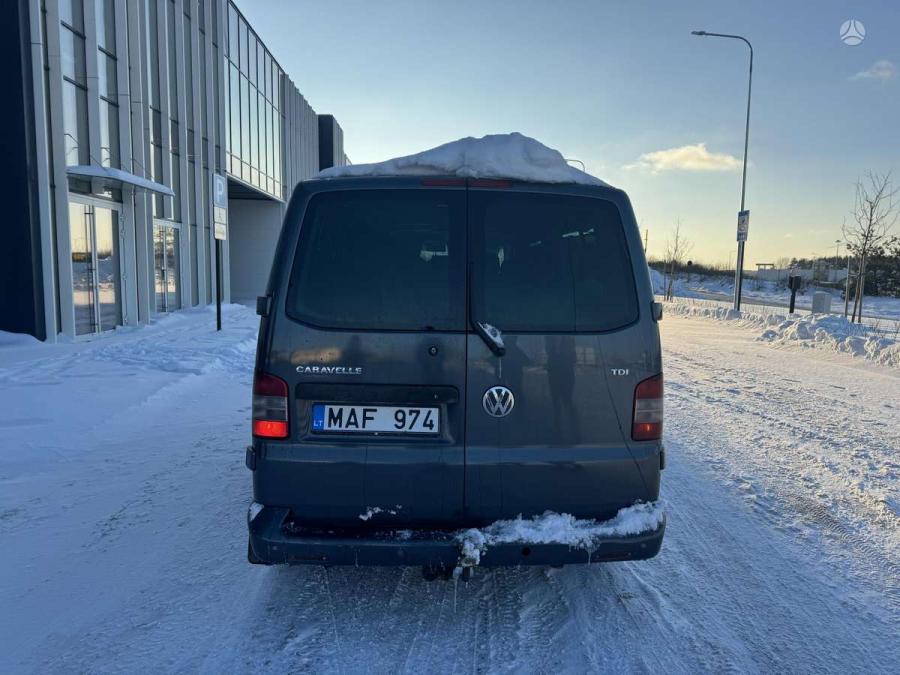 Pelēks Volkswagen Caravelle 2007 Viļņa, ar dzinēja tilpumu 2.46 L un nobraukumu 400 tūkst. km par 4999 €, foto 5 vietnē AUTOMOTO.COM.LV