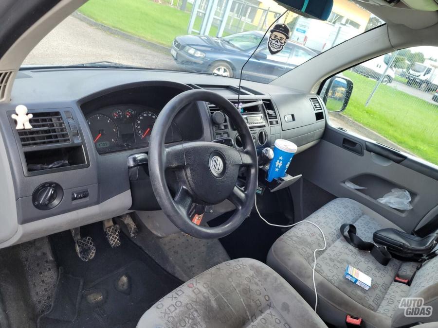 Pelēks Volkswagen Caravelle 2009 Viļņa, ar dzinēja tilpumu 2.00 L un nobraukumu 290 tūkst. km par 5000 €, foto 6 vietnē AUTOMOTO.COM.LV