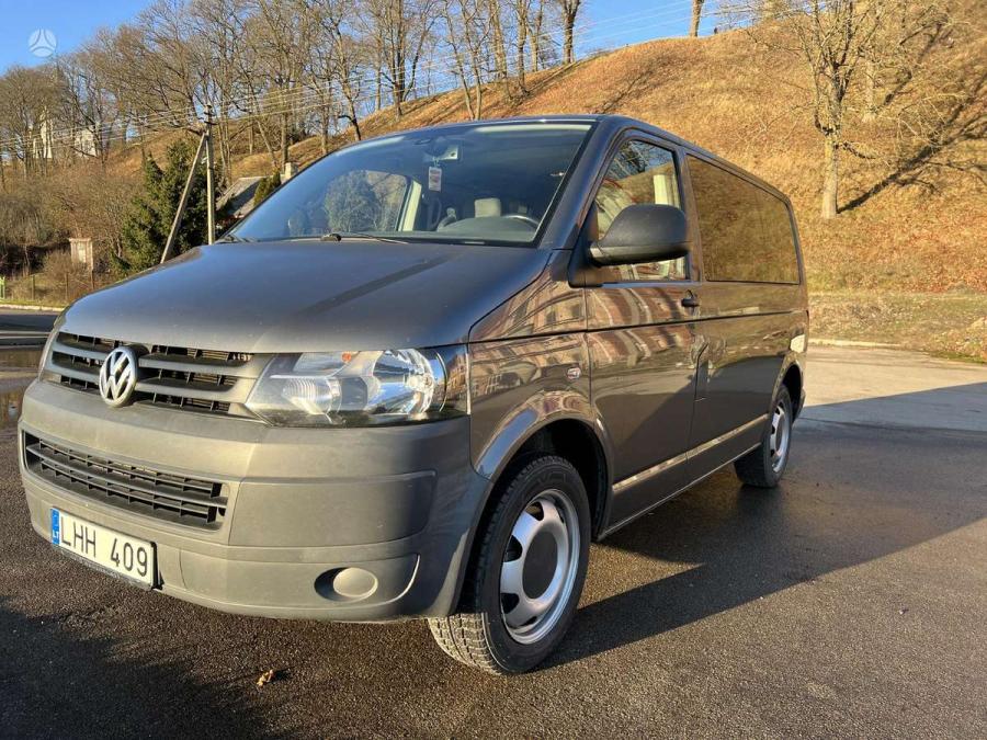 Grey Volkswagen Caravelle 2012 in Kaunas, with an engine capacity of 1.97 L and mileage of 213 thousand km for 13499 €, photo 1 on AUTOMOTO.COM.LV