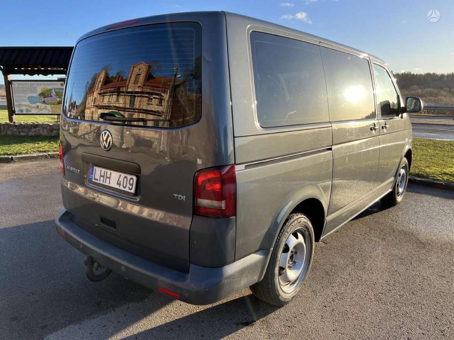 Grey Volkswagen Caravelle 2012 in Kaunas, with an engine capacity of 1.97 L and mileage of 213 thousand km for 13499 €, photo 3 on AUTOMOTO.COM.LV