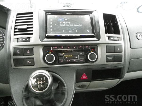 Pelēks Volkswagen Caravelle 2013 Valka, ar dzinēja tilpumu 2.00 L un nobraukumu 225 tūkst. km par 12999 €, foto 11 vietnē AUTOMOTO.COM.LV