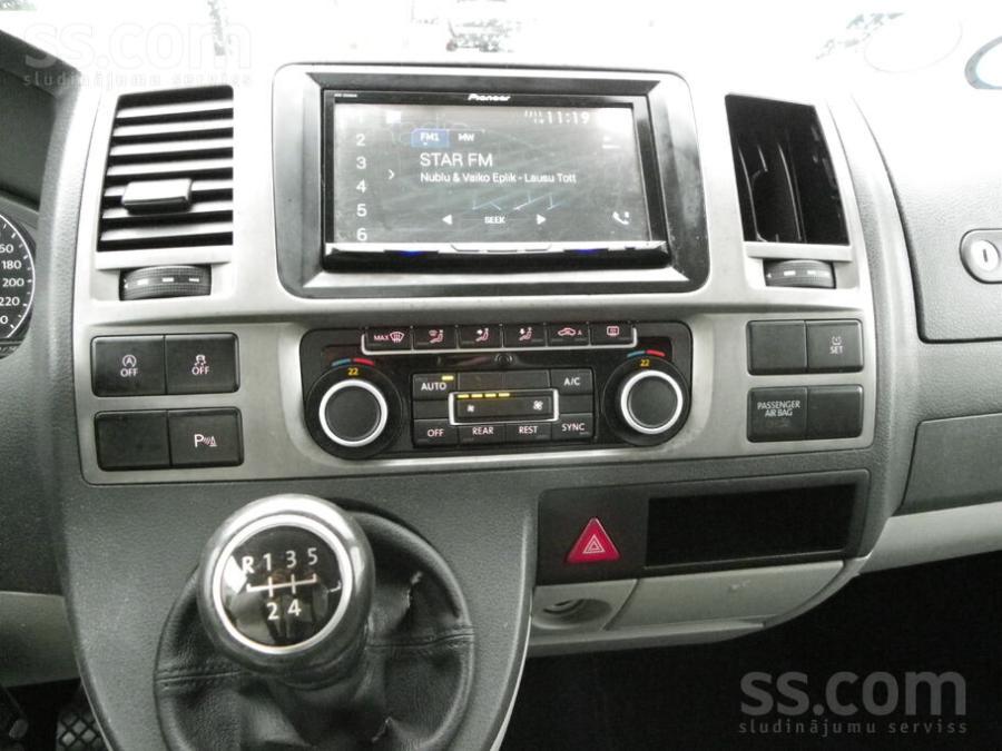 Pelēks Volkswagen Caravelle 2013 Valka, ar dzinēja tilpumu 2.00 L un nobraukumu 225 tūkst. km par 12999 €, foto 11 vietnē AUTOMOTO.COM.LV