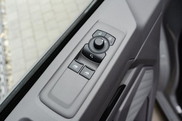 Pelēks Volkswagen Caravelle 2026 Mārupe, ar dzinēja tilpumu 2.00 L un nobraukumu 11 tūkst. km par 44900 €, foto 8 vietnē AUTOMOTO.COM.LV