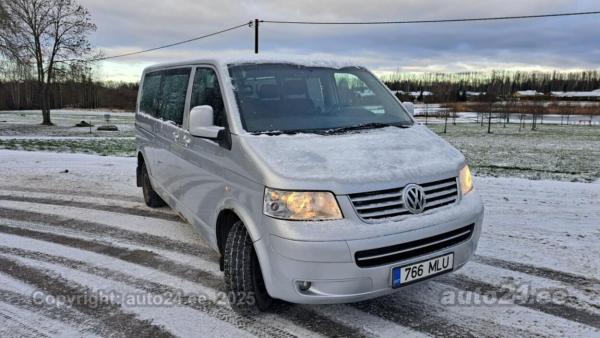 Grey Volkswagen Caravelle 2009 in Tallinn, with an engine capacity of 2.50 L and mileage of 442 thousand km for 4499 €, photo 1 on AUTOMOTO.COM.LV