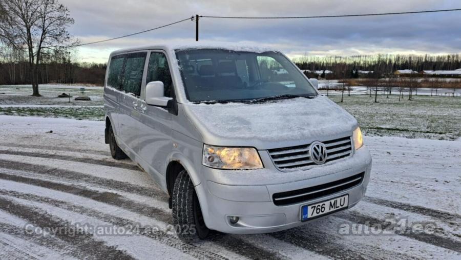 Grey Volkswagen Caravelle 2009 in Tallinn, with an engine capacity of 2.50 L and mileage of 442 thousand km for 4499 €, photo 1 on AUTOMOTO.COM.LV