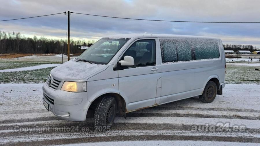 Grey Volkswagen Caravelle 2009 in Tallinn, with an engine capacity of 2.50 L and mileage of 442 thousand km for 4499 €, photo 2 on AUTOMOTO.COM.LV