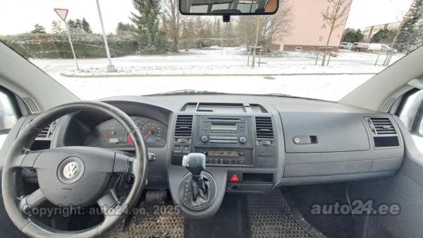 Grey Volkswagen Caravelle 2009 in Tallinn, with an engine capacity of 2.50 L and mileage of 442 thousand km for 4499 €, photo 6 on AUTOMOTO.COM.LV