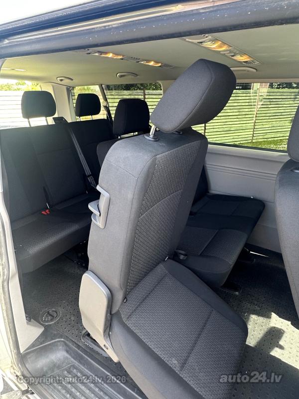 Pelēks Volkswagen Caravelle 2016 Tallina, ar dzinēja tilpumu 2.00 L un nobraukumu 130 tūkst. km par 17900 €, foto 8 vietnē AUTOMOTO.COM.LV