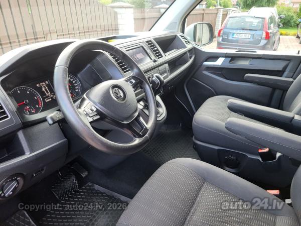 Pelēks Volkswagen Caravelle 2017 Tallina, ar dzinēja tilpumu 2.00 L un nobraukumu 238 tūkst. km par 26900 €, foto 6 vietnē AUTOMOTO.COM.LV