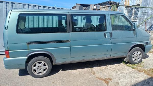Volkswagen Caravelle 2021 in Riga, with an engine capacity of 2.50 L and mileage of 357 thousand km for 800 €, photo 1 on AUTOMOTO.COM.LV