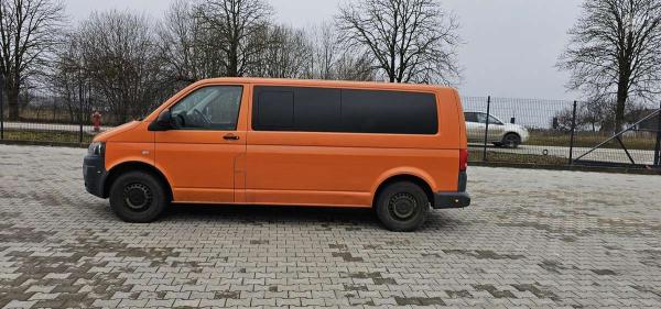 Orange Volkswagen Caravelle 2010 in Kaunas, with an engine capacity of 1.97 L and mileage of 330 thousand km for 7950 €, photo 10 on AUTOMOTO.COM.LV