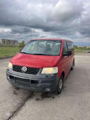 Sarkans Volkswagen Caravelle 2005 Radviliškis, ar dzinēja tilpumu 2.00 L un nobraukumu 260 tūkst. km par 3100 €, foto  vietnē AUTOMOTO.COM.LV