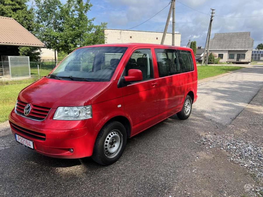 Red Volkswagen Caravelle 2005 in Utena, with an engine capacity of 2.50 L and mileage of 338 thousand km for 5950 €, photo 1 on AUTOMOTO.COM.LV