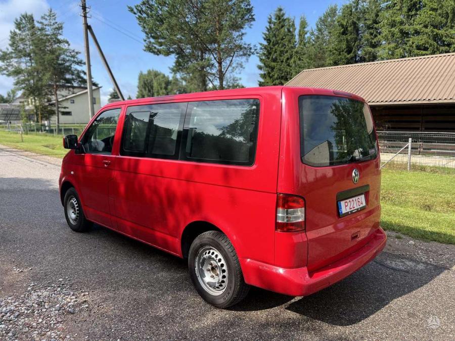 Red Volkswagen Caravelle 2005 in Utena, with an engine capacity of 2.50 L and mileage of 338 thousand km for 5950 €, photo 5 on AUTOMOTO.COM.LV