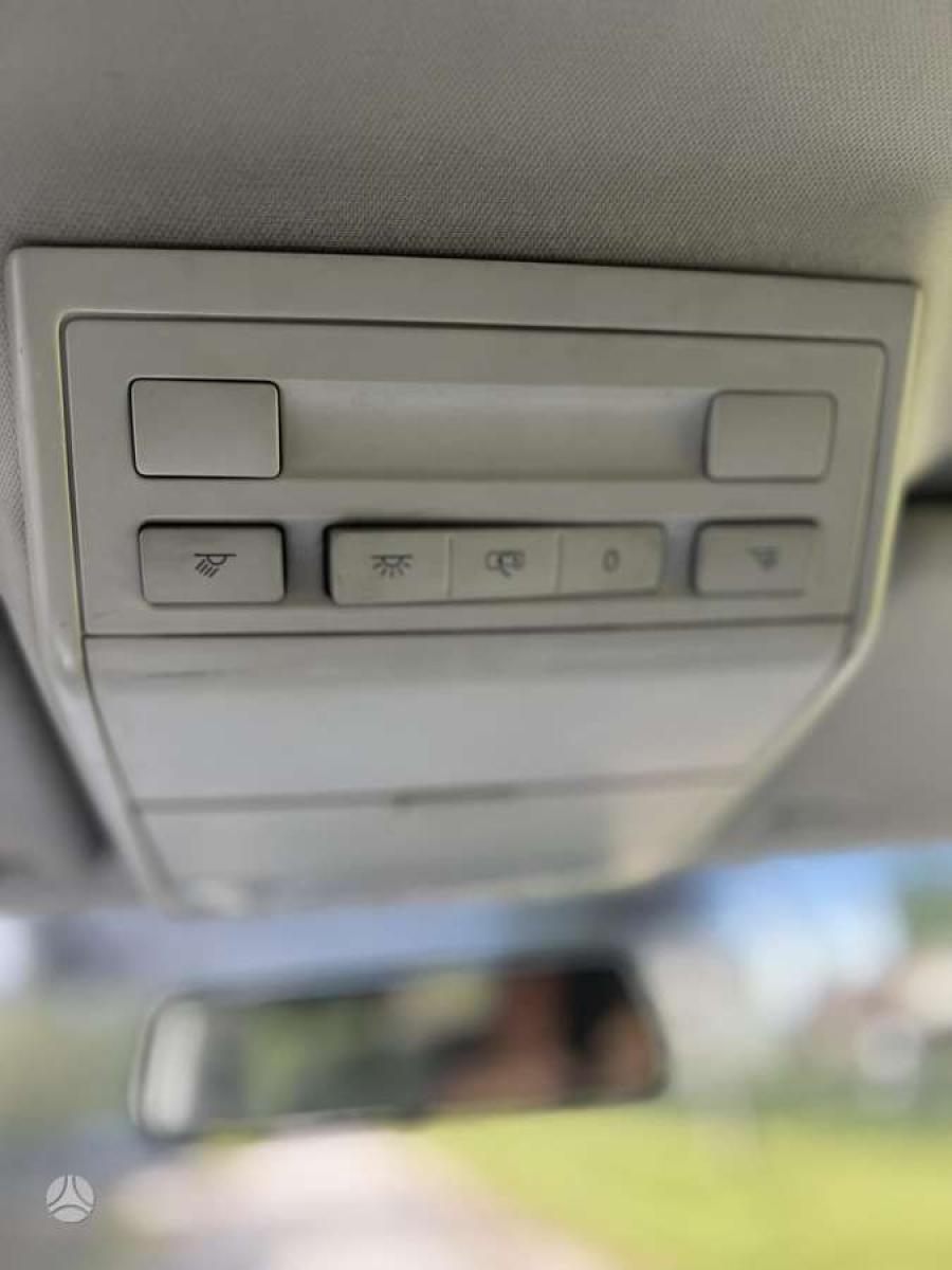 Red Volkswagen Caravelle 2005 in Utena, with an engine capacity of 2.50 L and mileage of 338 thousand km for 5950 €, photo 19 on AUTOMOTO.COM.LV
