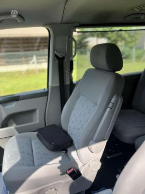 Red Volkswagen Caravelle 2005 in Utena, with an engine capacity of 2.50 L and mileage of 338 thousand km for 5950 €, photo 21 on AUTOMOTO.COM.LV